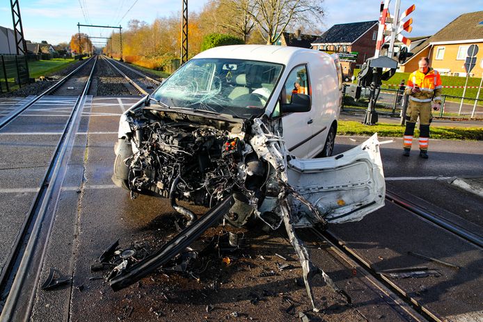 Bestuurder bestelbus ramt spoorboom en botst op passerende trein: ‘Blij ...