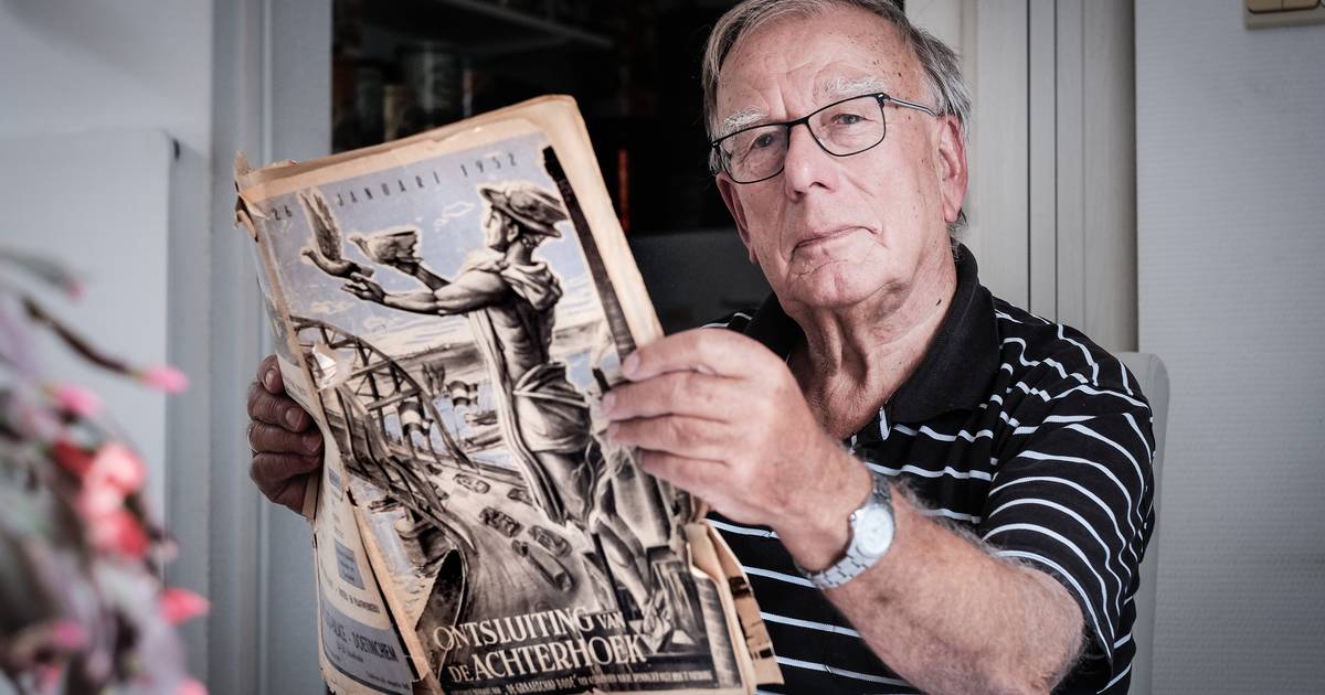 Schipbrugwachter Gerrit Schuitemaker bewaarde de krant over de opening ...