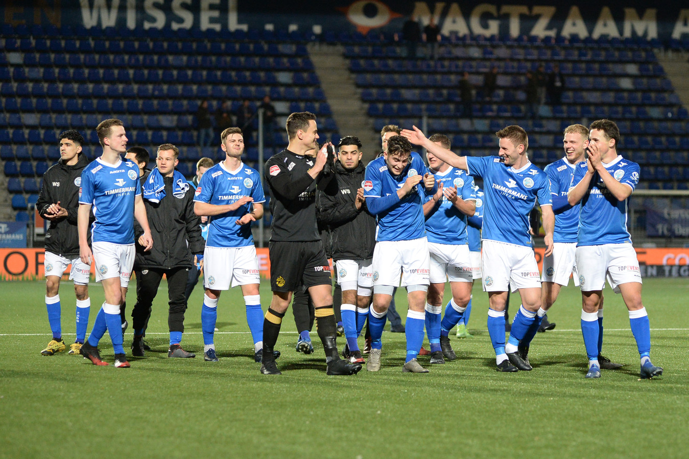 FC Den Bosch viert feest voor een halflege tribune: ‘Wie zijn billen ... FC Den Bosch viert feest voor een halflege tribune: ‘Wie zijn billen ...