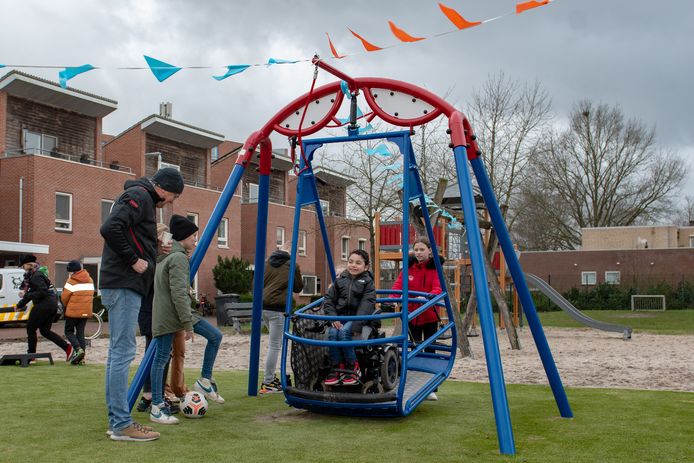 Ira (7) uit Almelo kan eindelijk schommelen in zijn rolstoel: ‘Dat hij ...