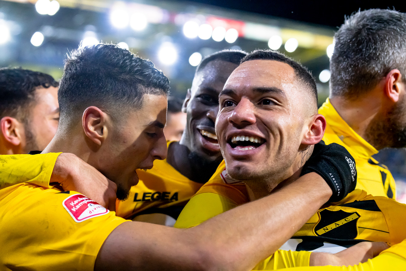 Spelers en NAC-supporters kunnen eindelijk samen juichen | Foto ...