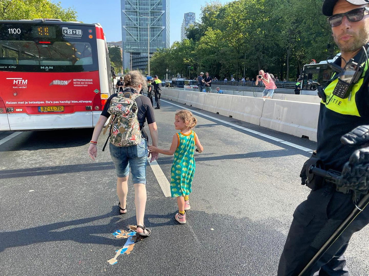 Ruan (6) met moeder opgepakt bij A12-blokkade, nu volgt Veilig Thuis ...