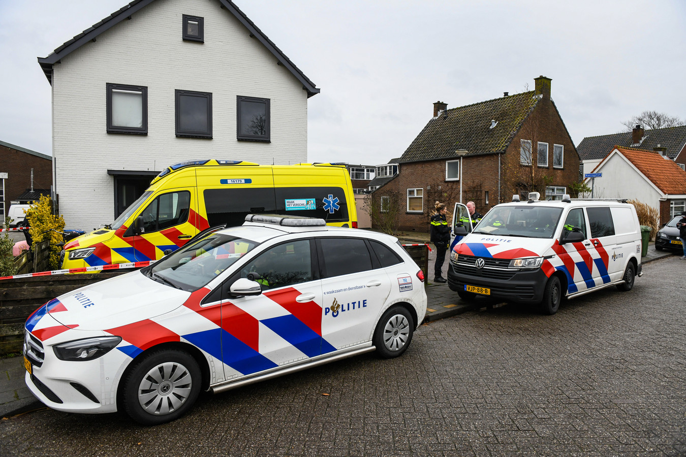 Daders slaan op de vlucht in gestolen auto na woningoverval, twee ... Daders slaan op de vlucht in gestolen auto na woningoverval, twee ...