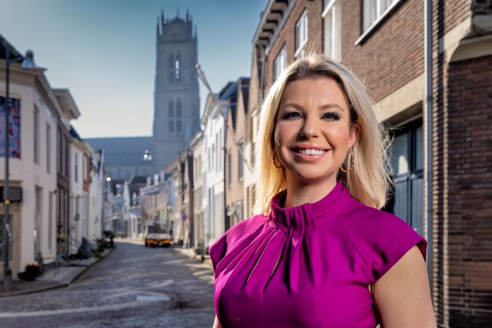 Dat 'poppetje’ Isabel Plessius? Gouden schoenen, nepwimpers en héél ...