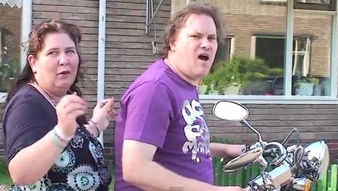 Zanger Rinus en Debora rijden greppel in | Show | AD.nl