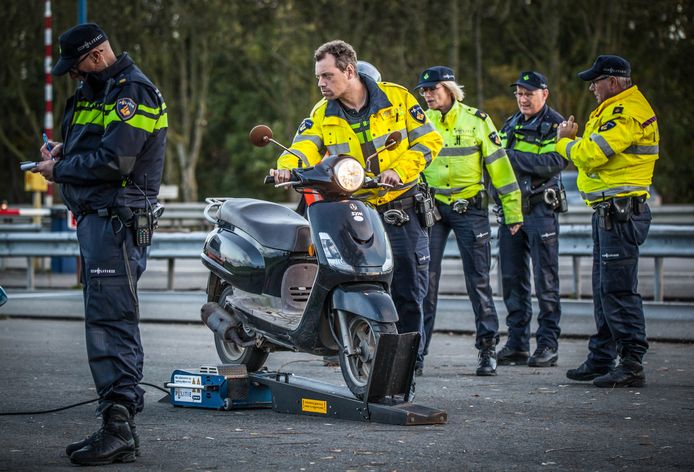 Opgevoerde brommer kan bijna 100 km per uur | Alphen aan den Rijn | AD.nl