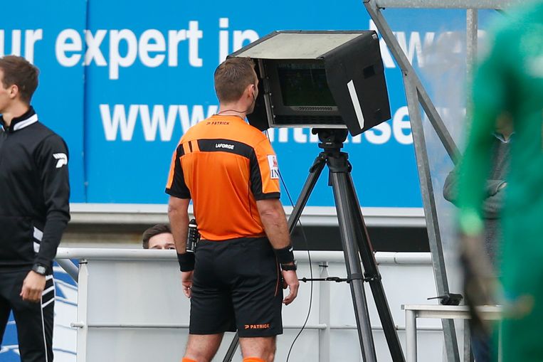 Gelukkig is ook de VAR niet onfeilbaar | De Volkskrant