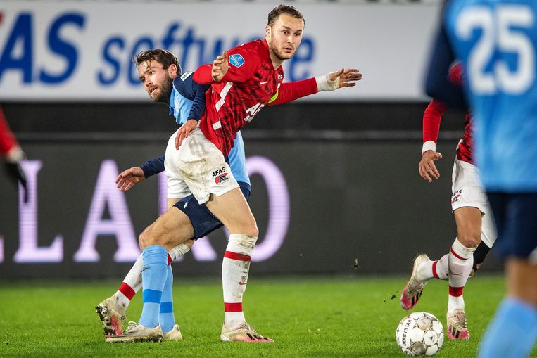 Furieuze AZ-aanvoerder Koopmeiners speelt met een gebroken pols