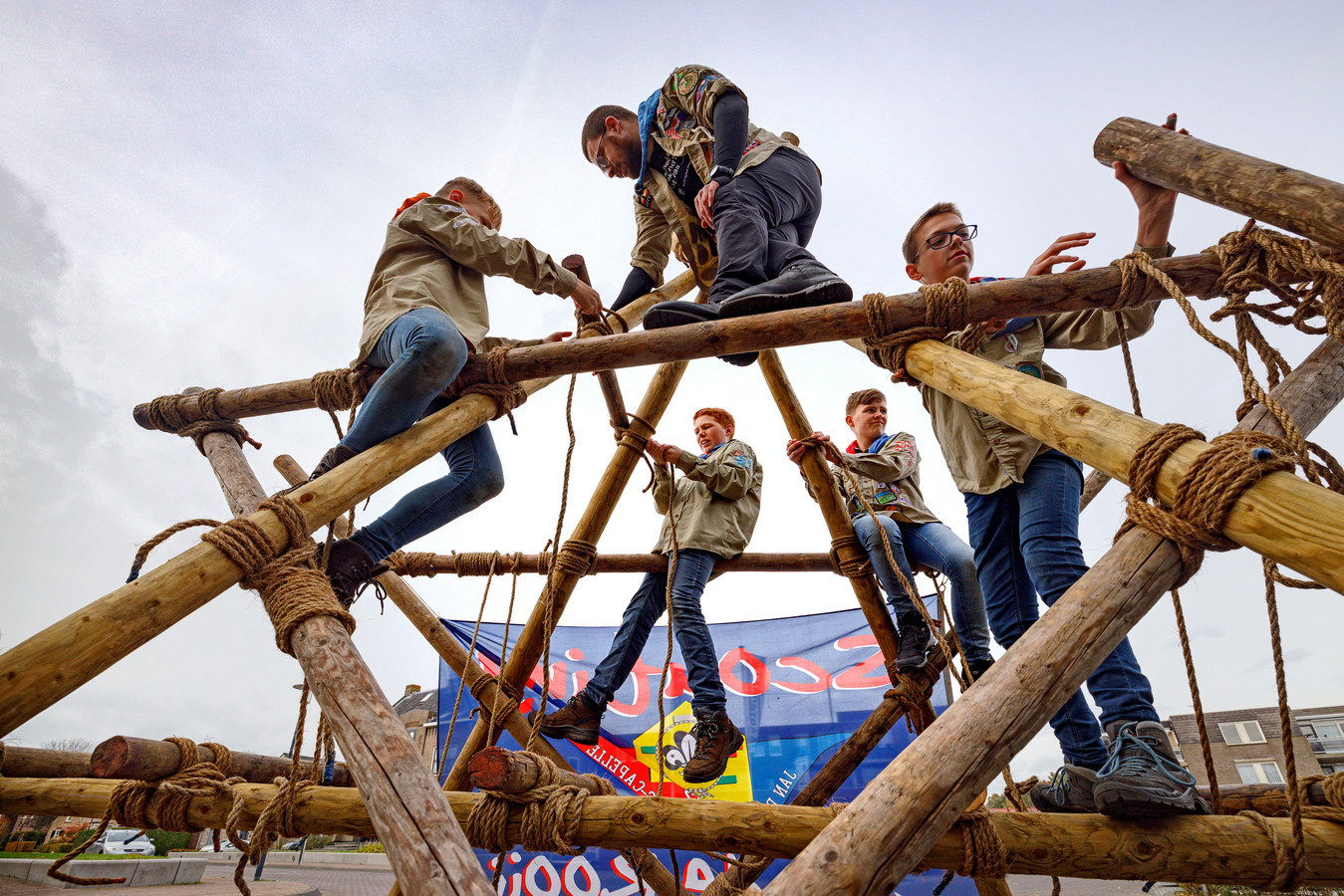 Klimtoren én koninklijke erepenning voor jarige scouting Jan de Rooij ...
