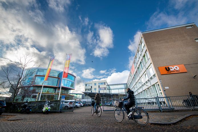 Politie onderzoekt ongewenst betasten meisjes op school in Apeldoorn ...