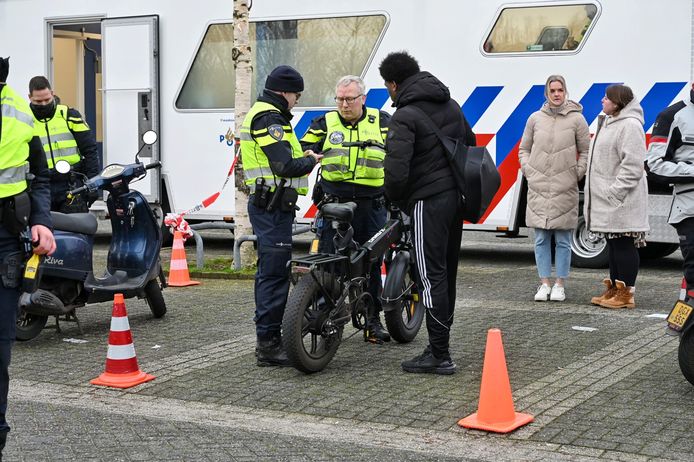 Grote politiecontrole op scooters, e-bikes en fatbikes in Tilburg ...