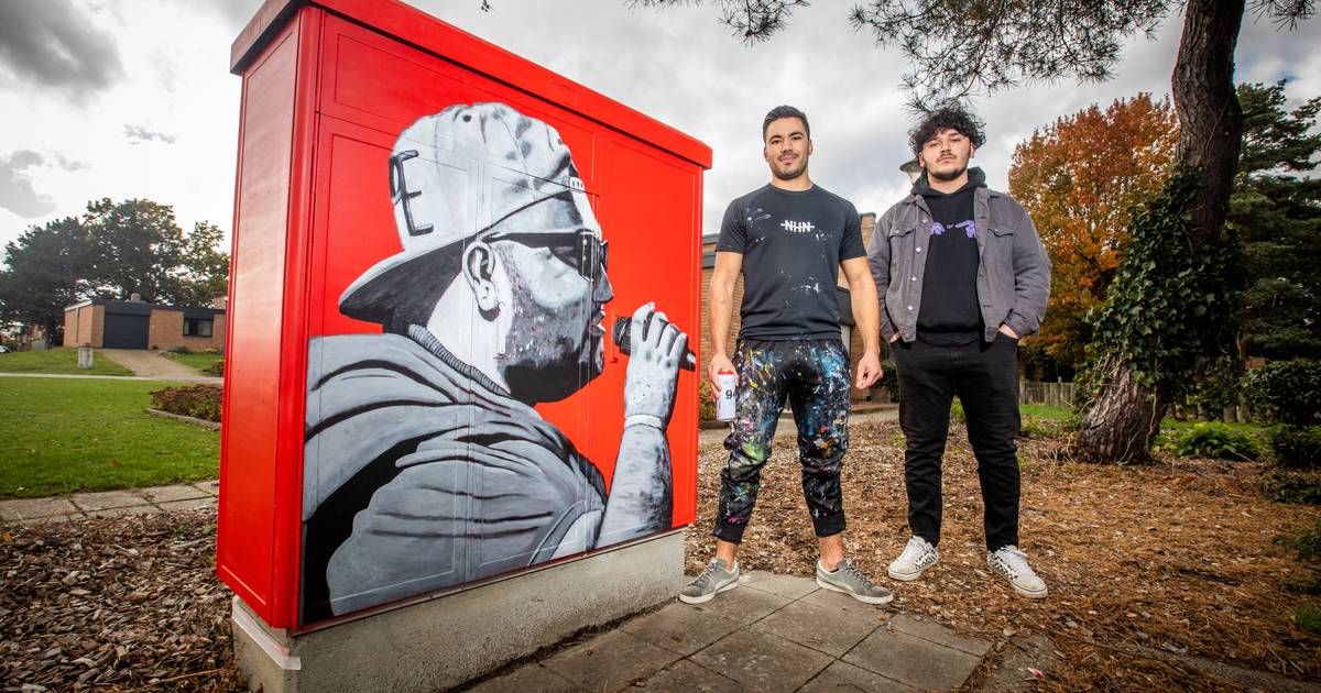 Overleden rapper Aziz vereeuwigd in kunstwerk: “Zo rapt hij nog eens ...