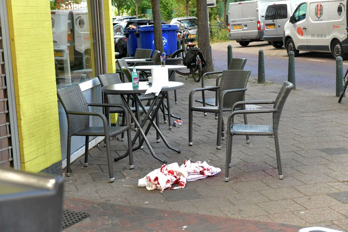 Slachtoffer steekincident ploft neer op terras van snackbar: ‘Hij was ...