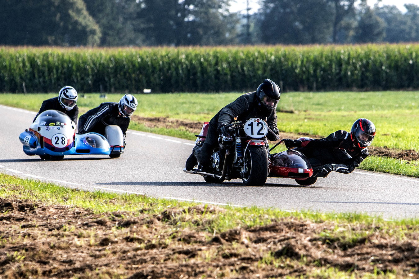 Ronkende oude motoren razen weer over Luttenbergring: ‘Opa’s racen hier ...