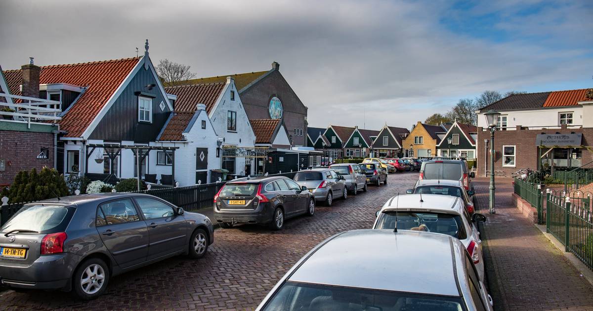 Meer parkeercontroles in het Oude Dorp Urk na signalen inwoners: ‘We ...