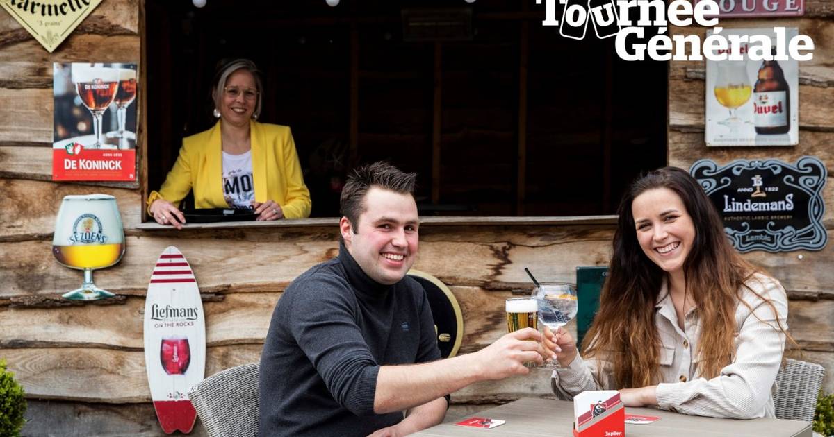 Boer Frits drinkt zijn eerste pintje op het zomerterras van Café De ...