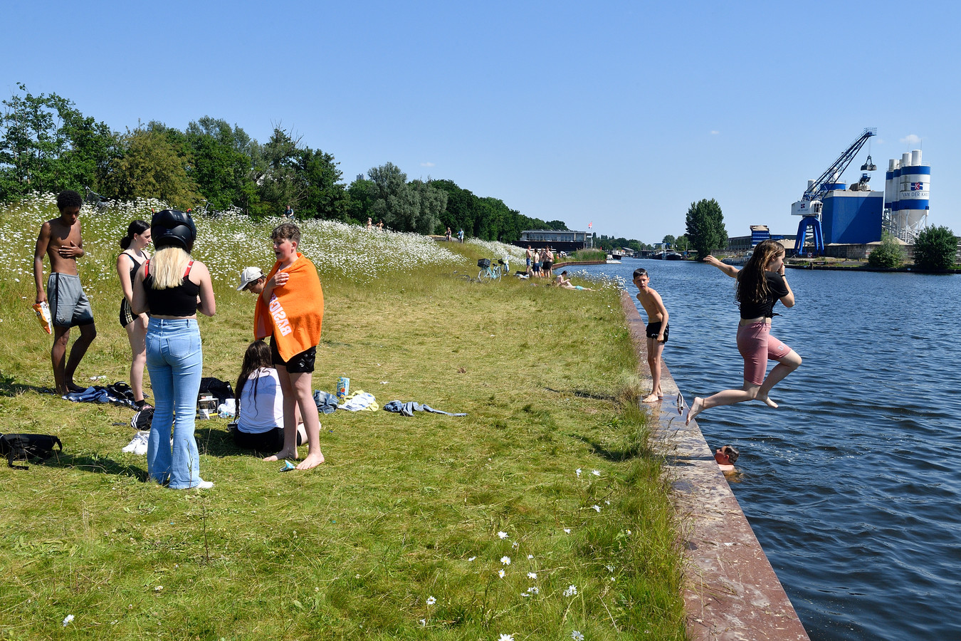 Ondiepe bodem of onverwacht schip? Vanaf deze hoge brug springen ...
