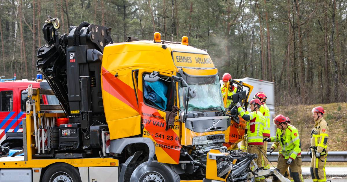 Botsende vrachtauto’s op A1 zorgen voor 25 kilometer file naar en rond Apeldoorn | Apeldoorn ...