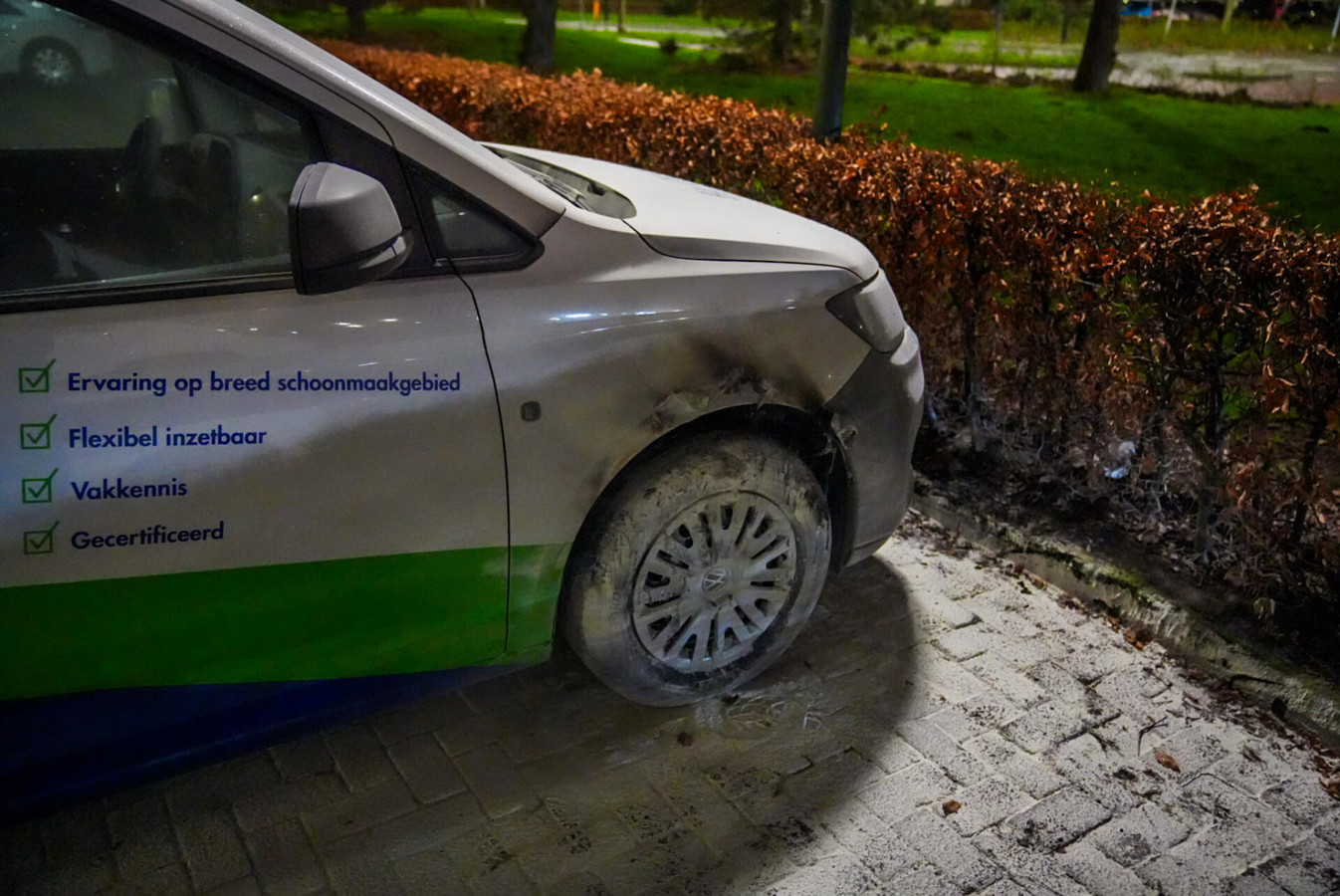 Auto’s gaan op vier plekken vlakbij elkaar in vlammen op Geldrop | Foto ...