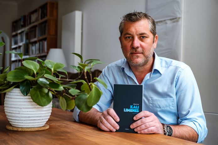 24 jaar lang zit Dimitri met een verhaal in zijn hoofd, nu deelt hij ...