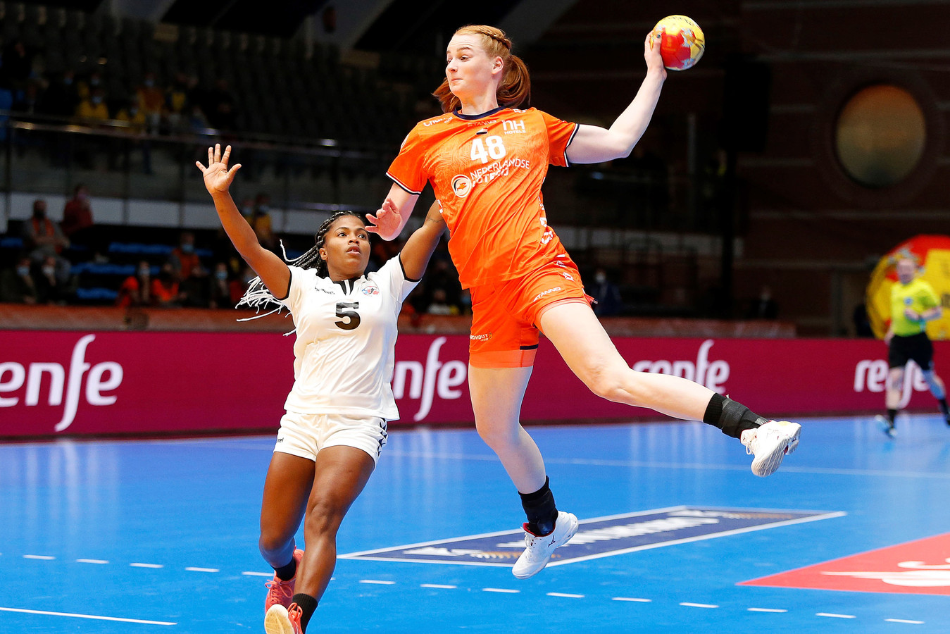 Handbalster Dione Housheer uit Ulft toch naar EK | Foto | gelderlander.nl