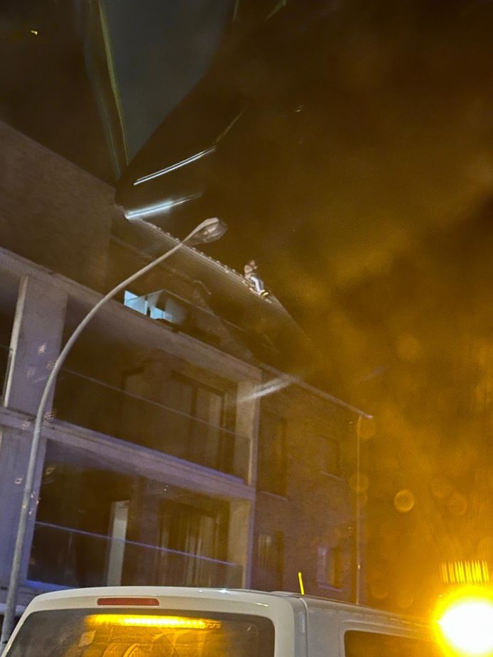 Man gooit dakpannen in het rond en dreigt van dak te springen | Ravels ...