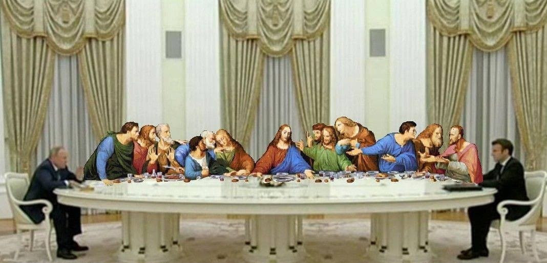 L’énorme table de la rencontre au sommet entre Poutine et Macron moquée ...