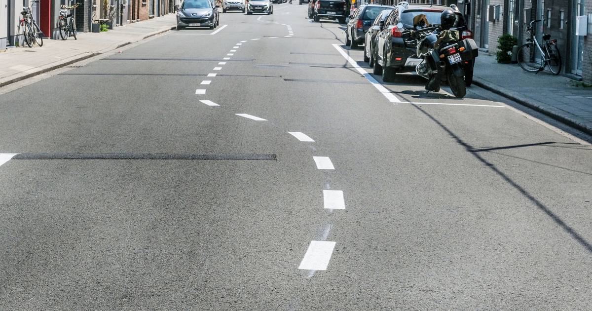 Neen, de schilder van deze wegmarkeringen keek niet te diep in het glas ...