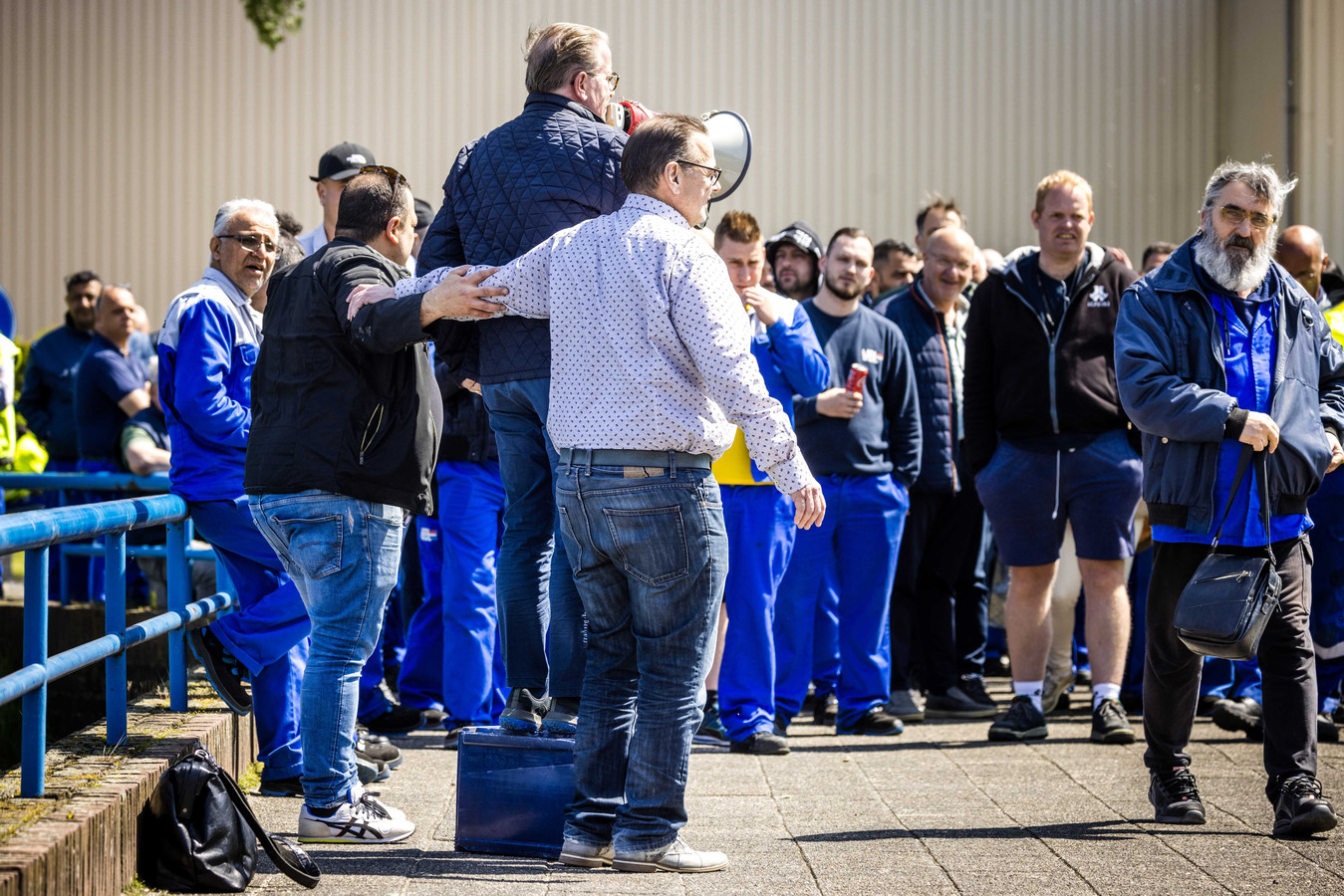 VDL Nedcar kondigt massaontslag aan: eerst 1800 banen weg, mogelijk ... VDL Nedcar kondigt massaontslag aan: eerst 1800 banen weg, mogelijk ...