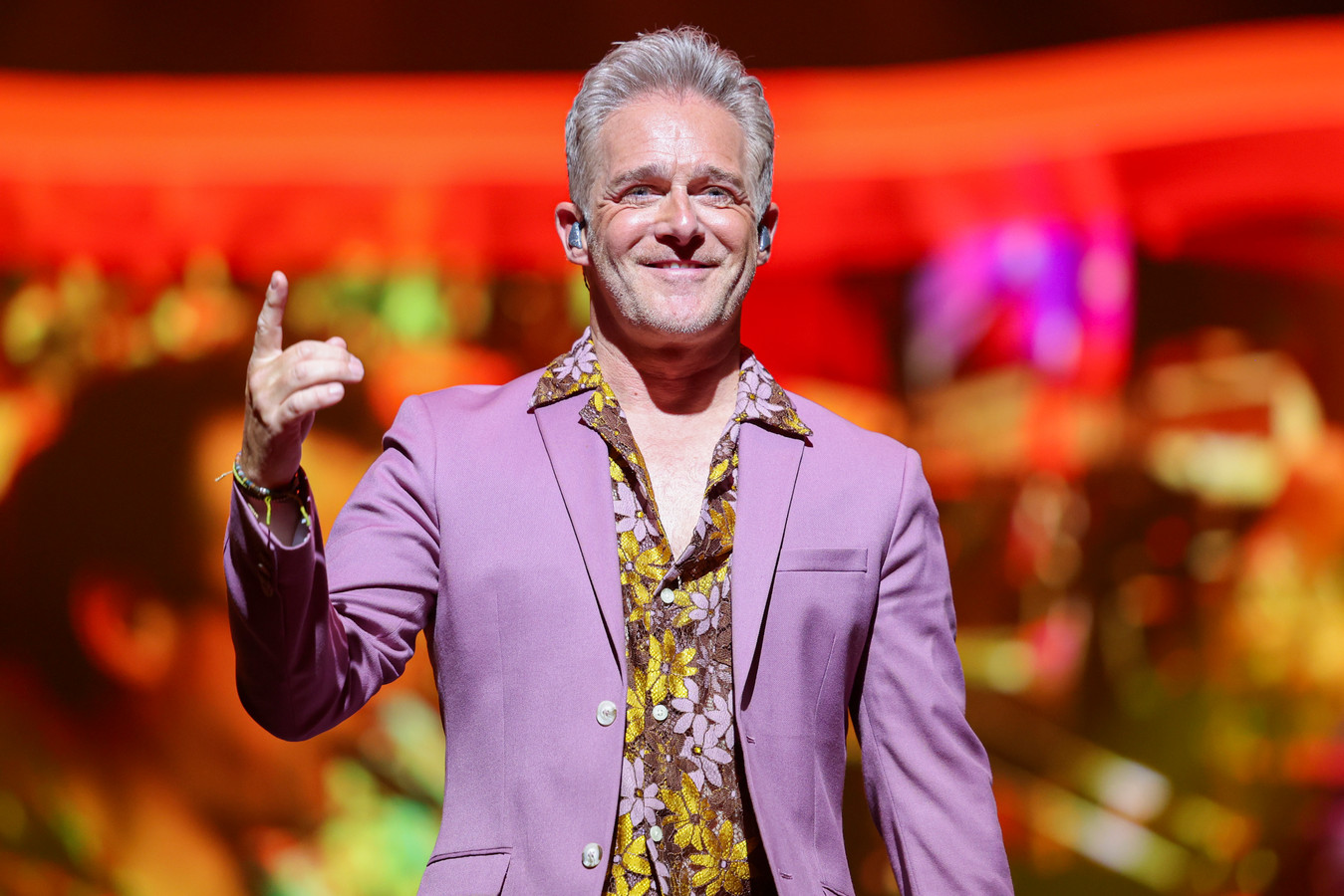 Hier is da feestje: 35.000 hippies dansen de polonaise tijdens het ...