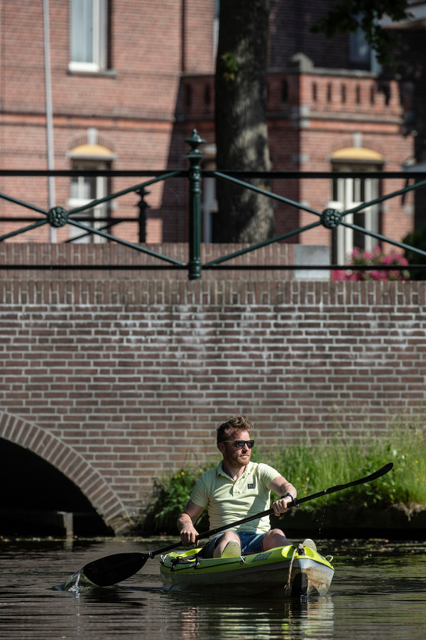 Groenlo ook peddelend vanaf de gracht te ontdekken, en dat is soms even ... Groenlo ook peddelend vanaf de gracht te ontdekken, en dat is soms even ...