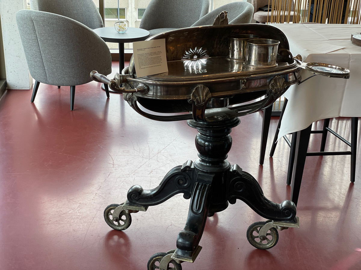 Historische voorwerpen uit oude hotelschool krijgen nieuw leven in ...