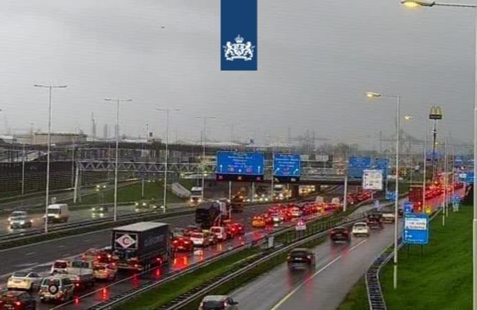 Drukke ochtendspits rond Rotterdam: files door water op wegdek en ...