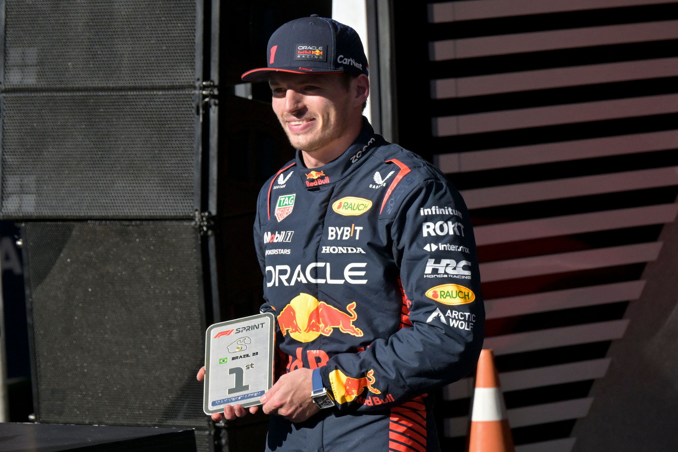 Max Verstappen geen moment in de problemen, maar merkt: ‘Ze zitten wel ...