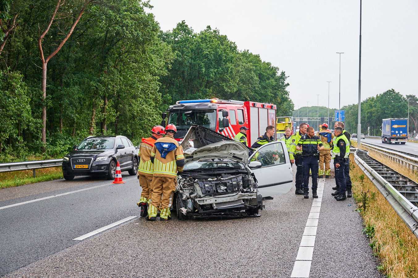 Gewonde bij botsing tussen twee auto’s op A27 bij Dorst | Foto | gelderlander.nl