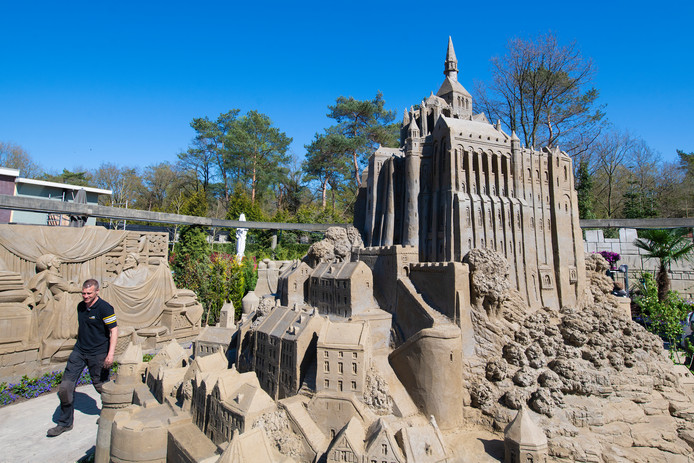 Zandsculpturen nemen bezoekers mee op wereldreis tijdens festival in ...
