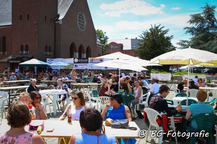 Bergom Feest brengt zomerterras en liveoptredens naar kerkplein ...