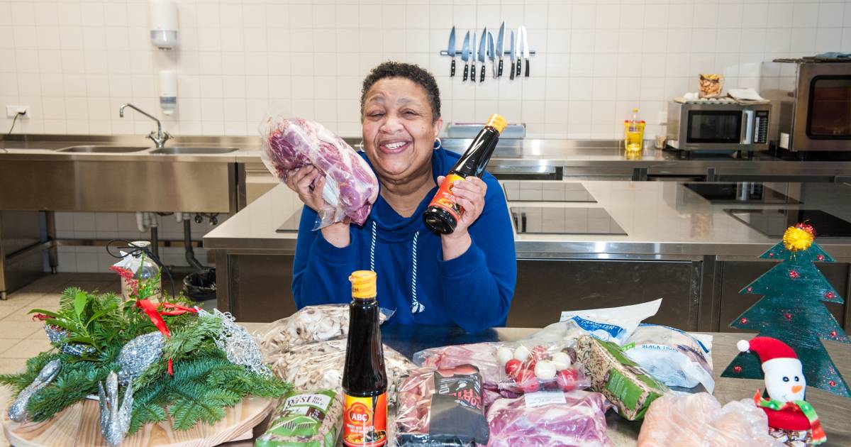 Buurtmoeder Dushi maakt kerstdiner in buurthuis de Walvis voor zestig ...