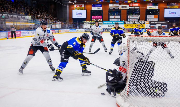 Hermens terug bij Trappers na duwen tegenstander tegen boarding ...