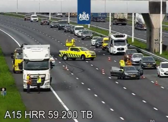 Ongeval tussen vrachtwagen en twee personenauto's op A15: snelweg dicht | 112 nieuws Barendrecht ...