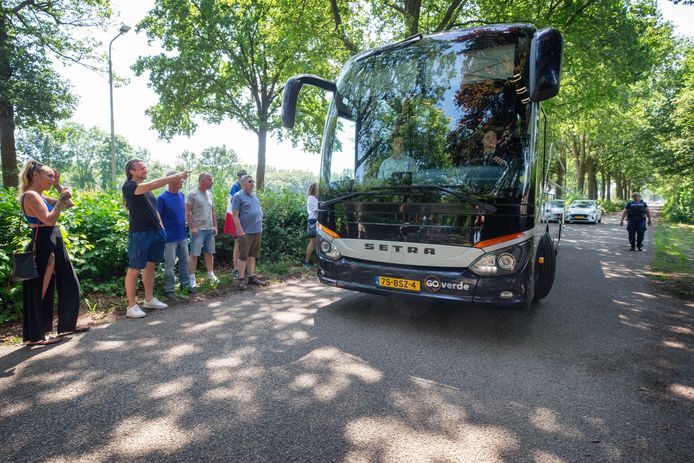 Geheime rit naar Fort Oranje: kandidaat-kopers met geblindeerde bus ...