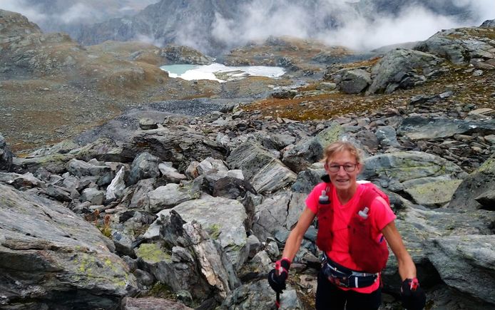 Ann (50) loopt 360 kilometer door Zwitserse Alpen en overwint 26.000 ...