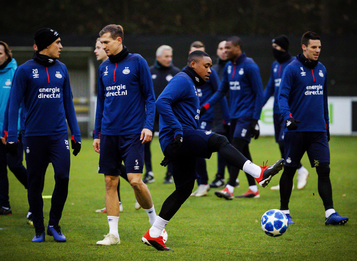 PSV komt supporters tegemoet met open training | Foto | ed.nl