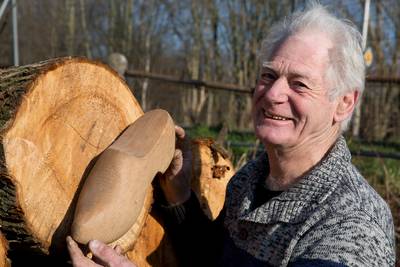Bertus Roesink reisde van Borne de hele wereld over met zijn klompen ...