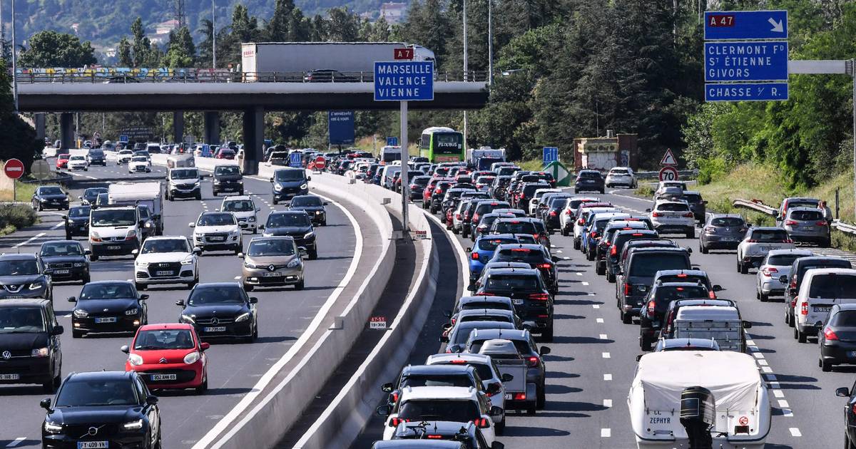 Handig, die filemeldingen? Toch houdt 1 op de 3 vakantiegangers er geen rekening mee ...