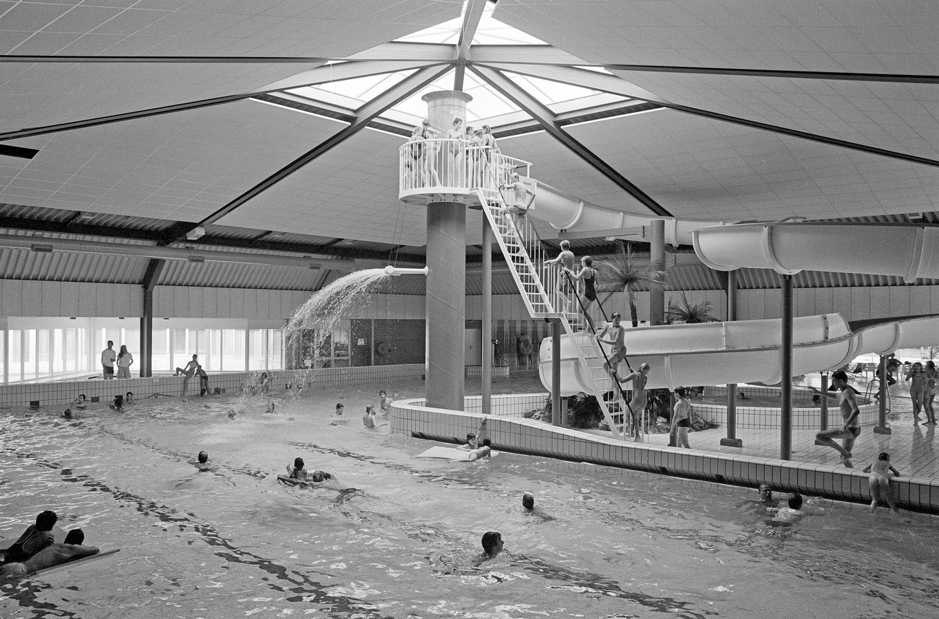 Oude foto’s tonen nostalgische zwemgeschiedenis van Capelle | Foto | AD.nl