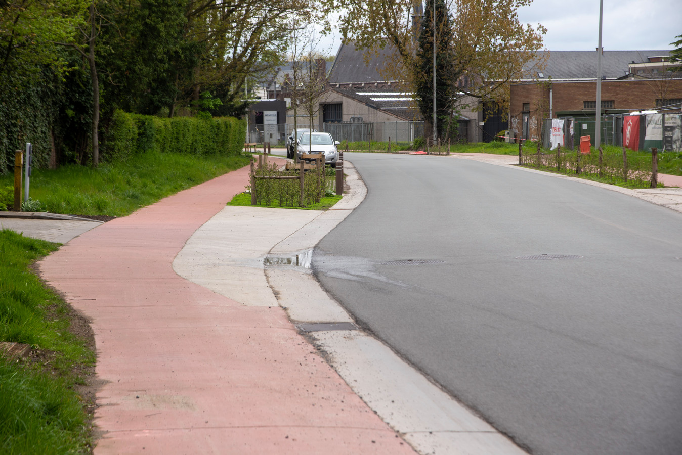 Vernieuwd wegdek, beplanting en fietspaden maken industriezone Biezeweg ...