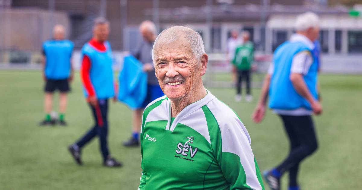 Gerard (90) is niet weg te slaan van het voetbalveld: ‘Ooit speelde ik ...