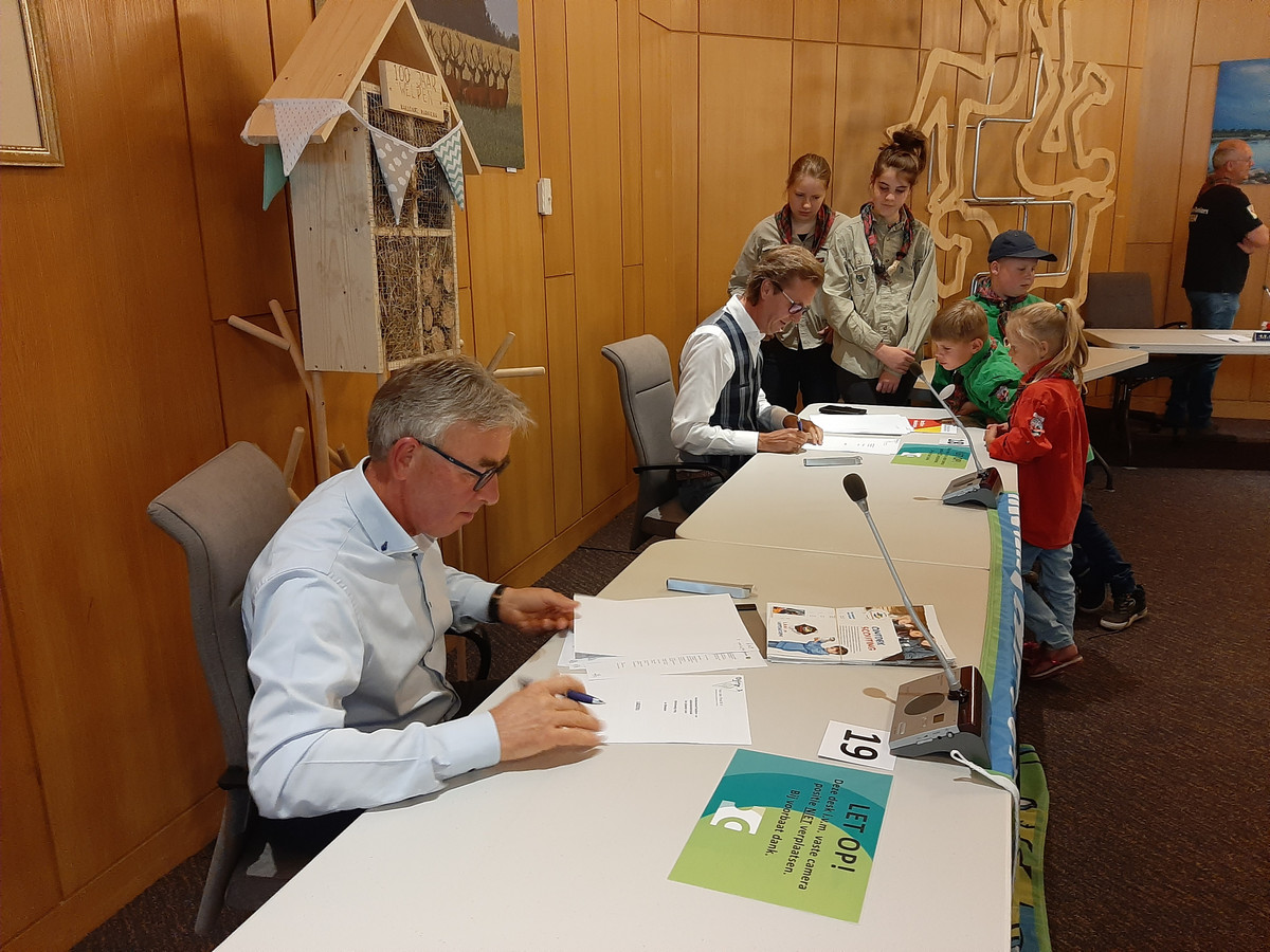 Rhedense scoutinggroep isoleert nieuw clubgebouw met stro | Foto ...