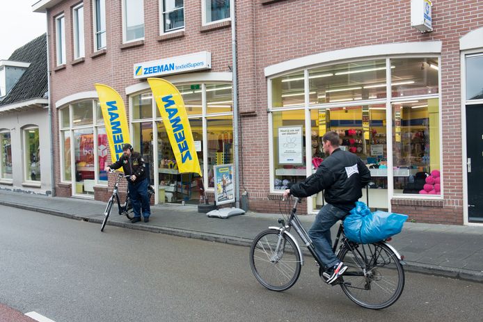 Medewerkster (20) in shock na gewapende overval op Zeeman Zwolle ...